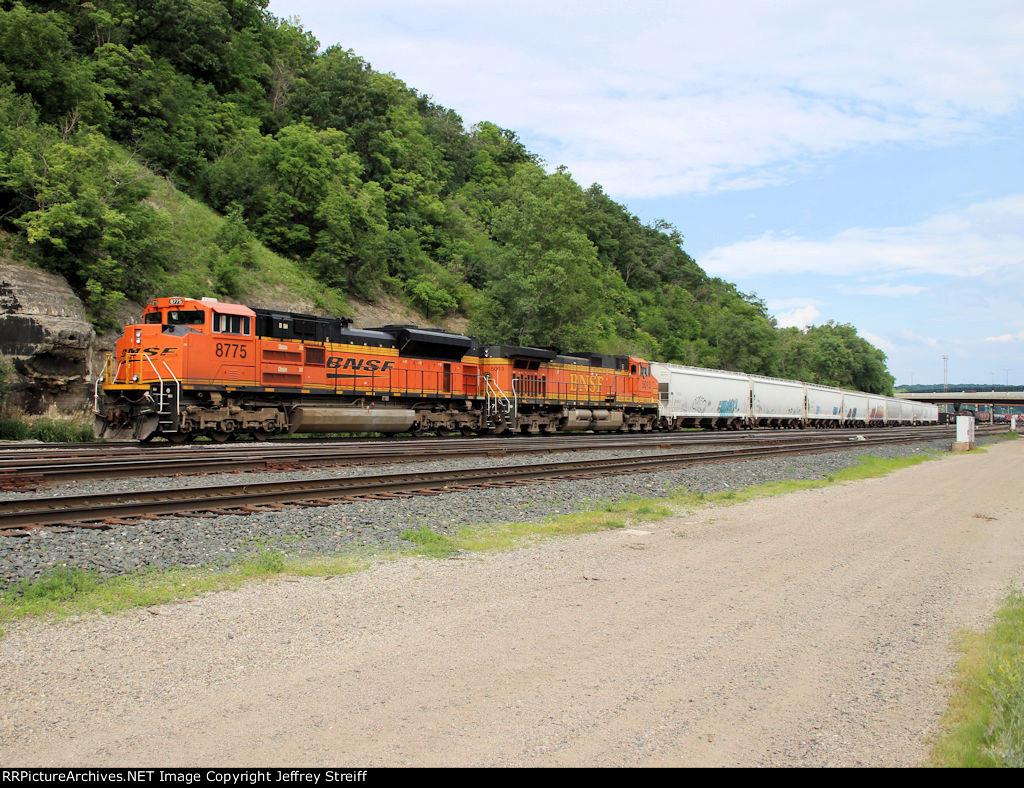 BNSF 8775